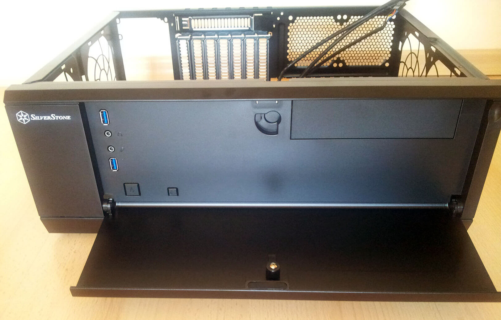 8 Best Horizontal PC Cases for Flat Desktops 2025 Latest